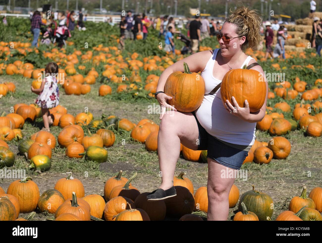 Los Angeles, California, USA. 7th Oct, 2017. People pick their pumpkins ...
