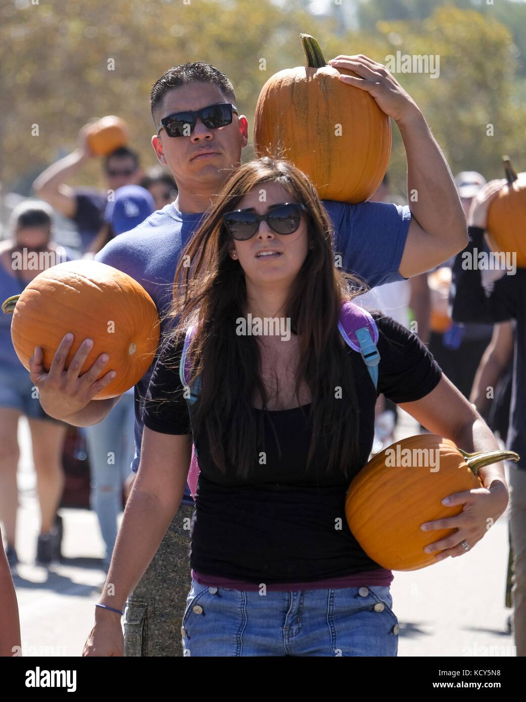 Los Angeles, California, USA. 7th Oct, 2017. People pick their pumpkins ...