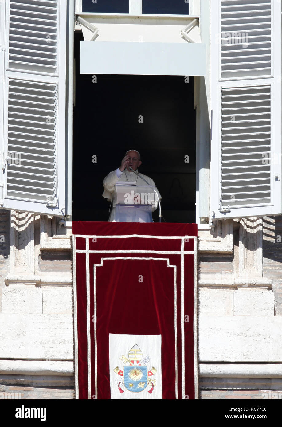 Vatican City, Vatican. 8th October, 2017. POPE FRANCIS delivers Angelus ...