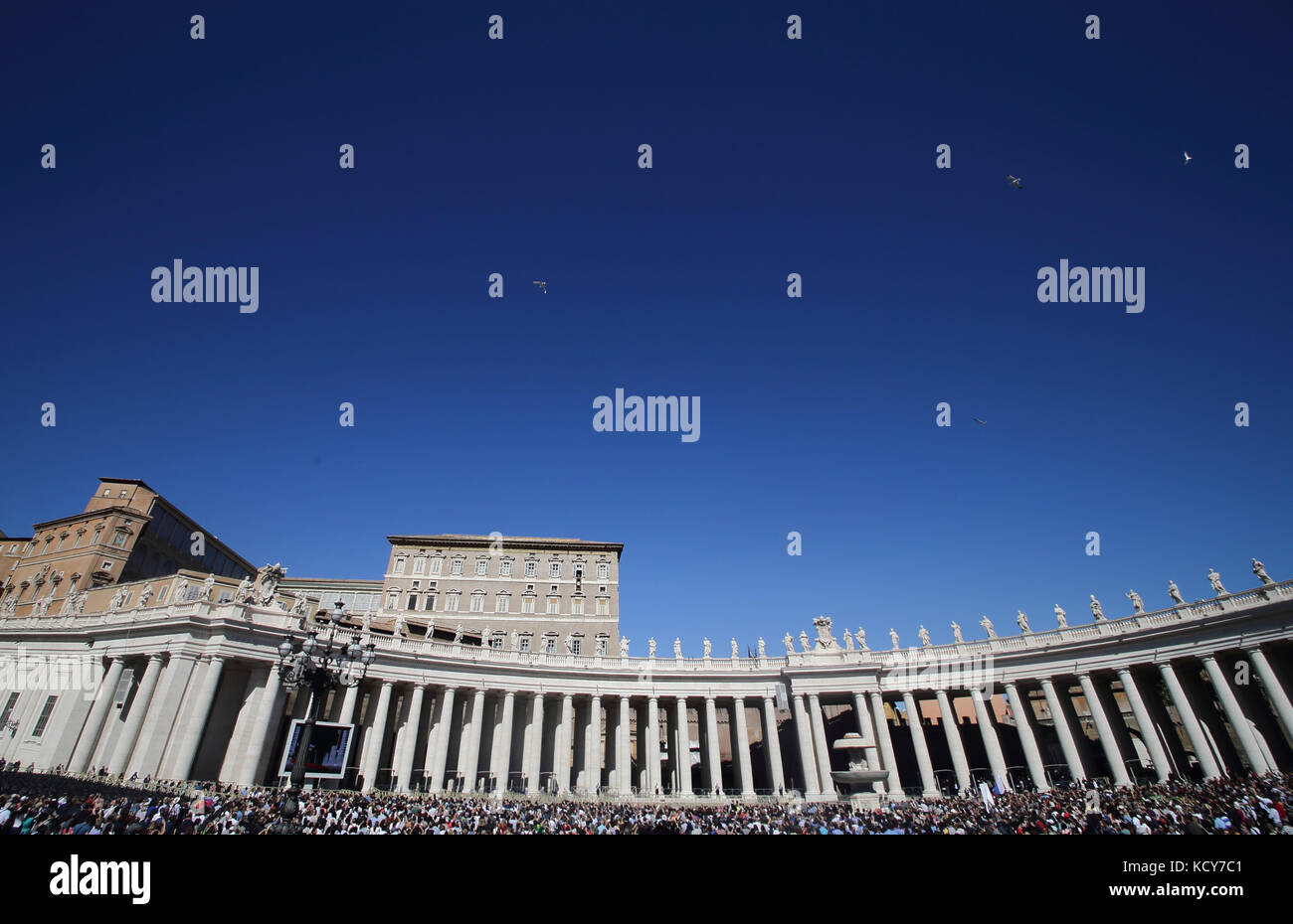 Vatican City, Vatican. 8th October, 2017. POPE FRANCIS delivers Angelus ...