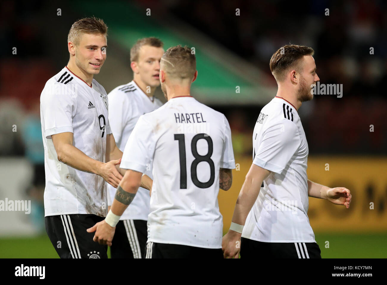 Cottbus, Germany. 06th Oct, 2017. The German players Felix Platte (L-R ...
