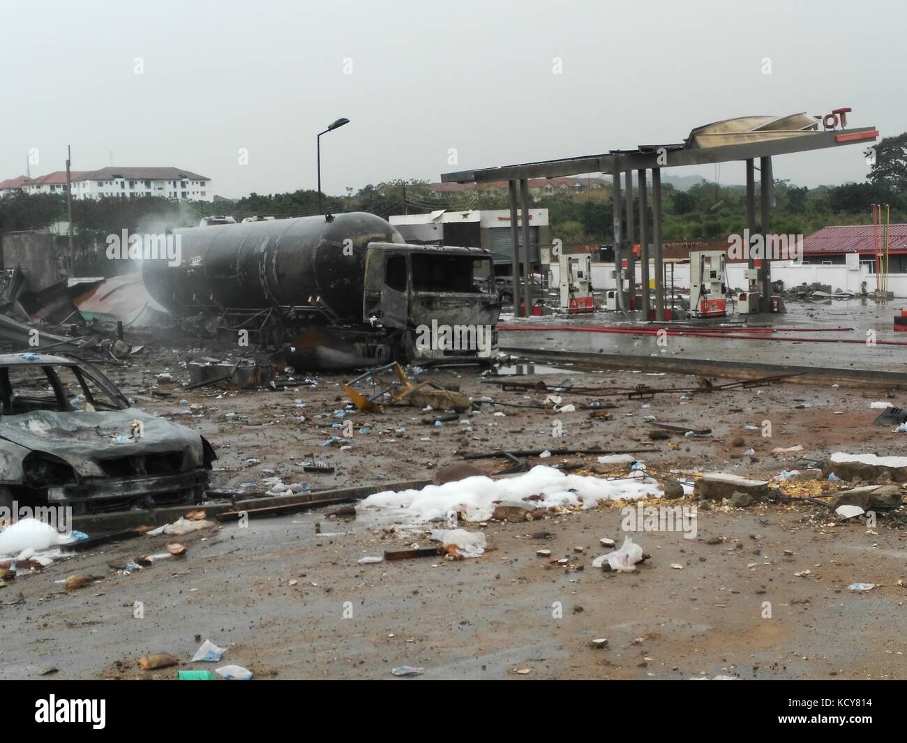 Accra, Ghana. 8th Oct, 2017. Wreckage of cars are seen at the explosion ...