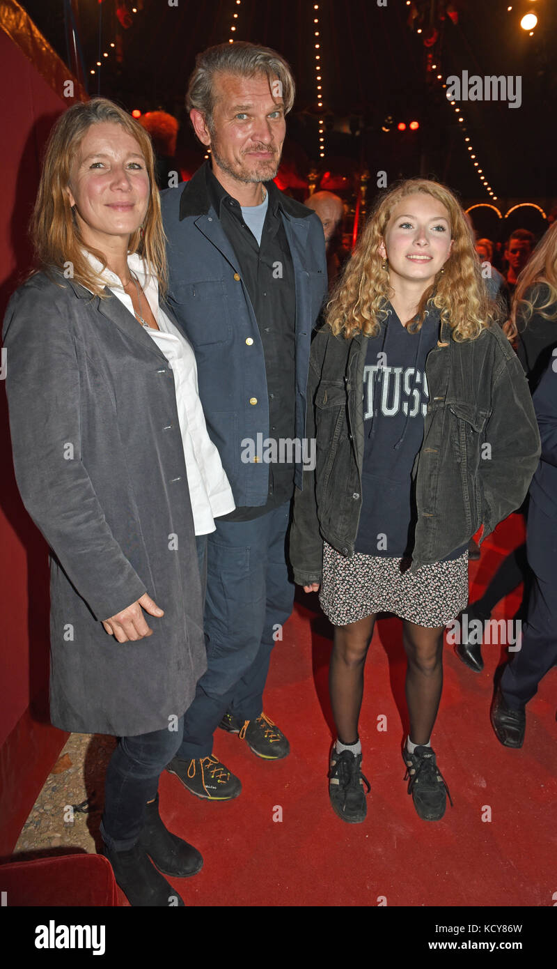 Munich, Germany. 7th Oct, 2017. Actor Goetz Otto, his wife Sabine and ...