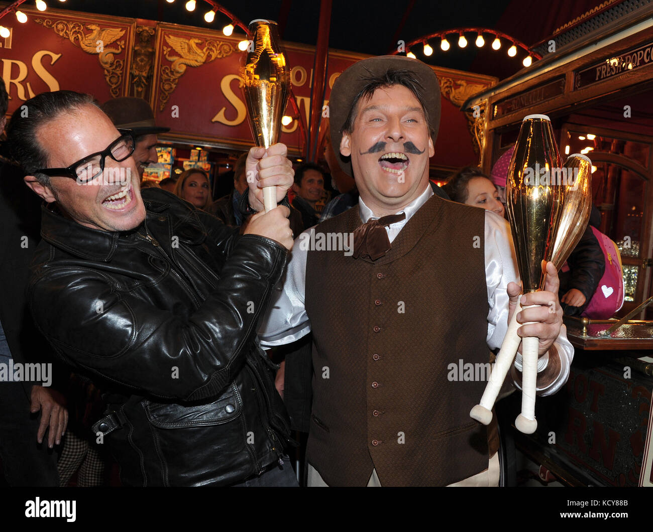 Munich, Germany. 7th Oct, 2017. The actor John Friedmann and an artist ...