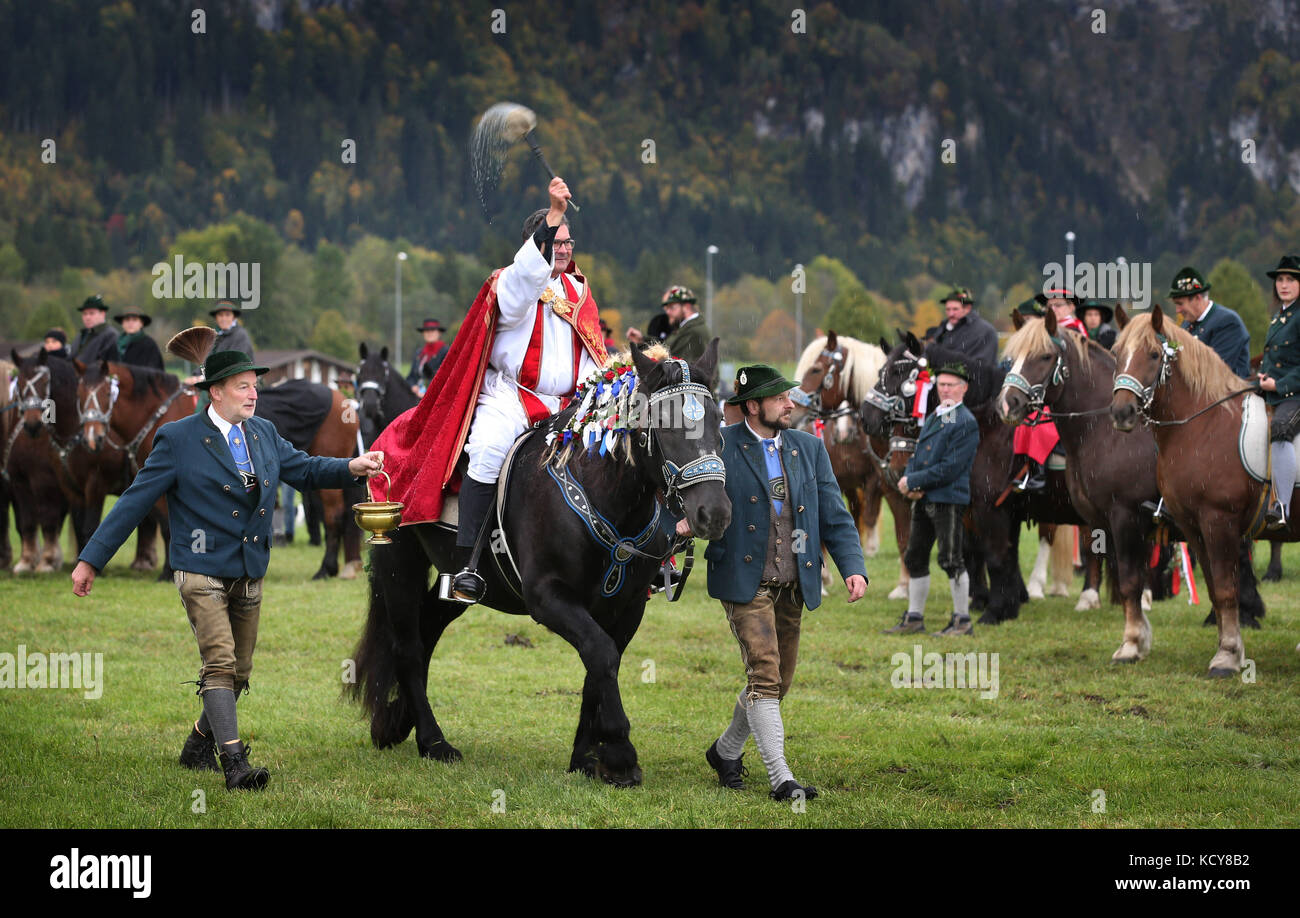 Schwangau, Germany. 8th Oct, 2017. Men and women in traditional dress ...