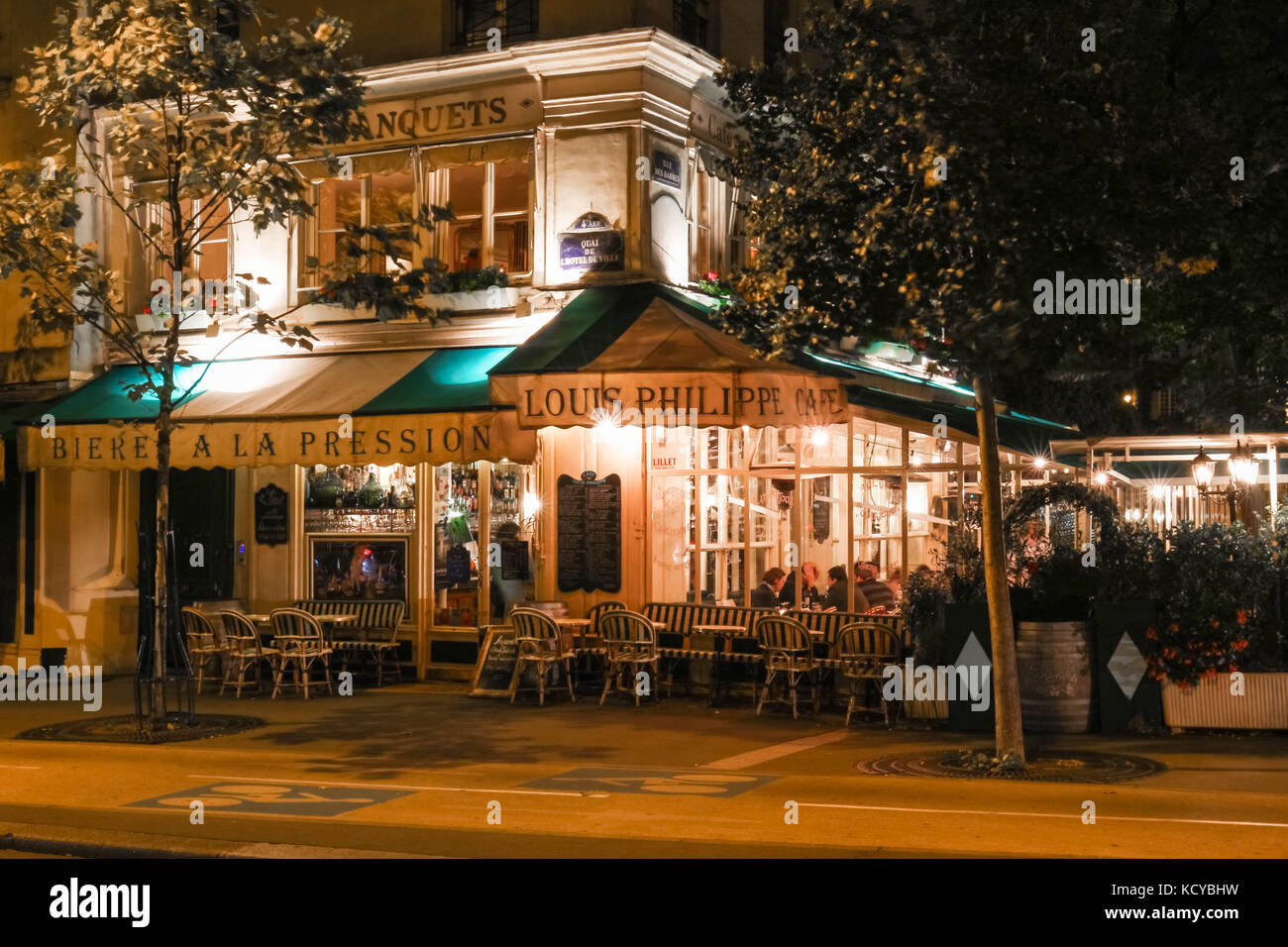 The traditional French cafe Louis Philippe at night, Paris, France ...