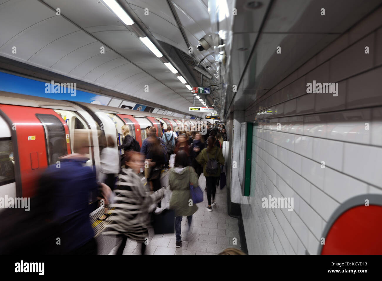 Tube platform busy Stock Photo - Alamy