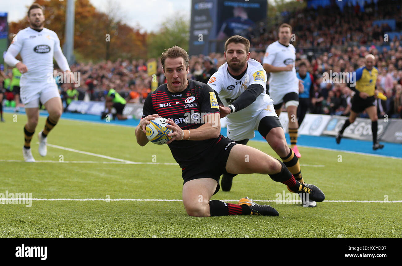 Saracens' Chris Wyles scores the opening try of the game during the ...