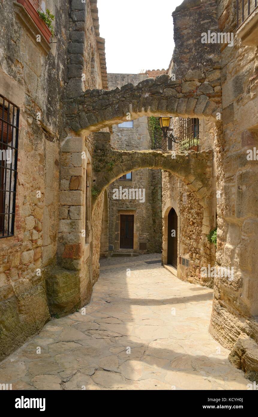 Archway in medieval alley of the village of Pals, located in the middle ...