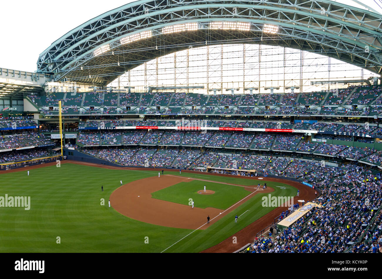 Baseball stadium crowd hi-res stock photography and images - Alamy