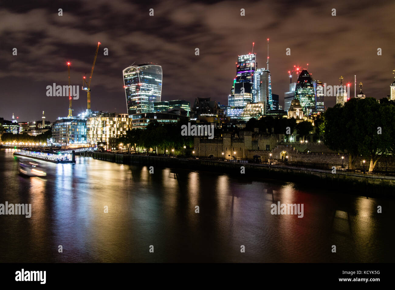 London skyline bright colours hi-res stock photography and images - Alamy