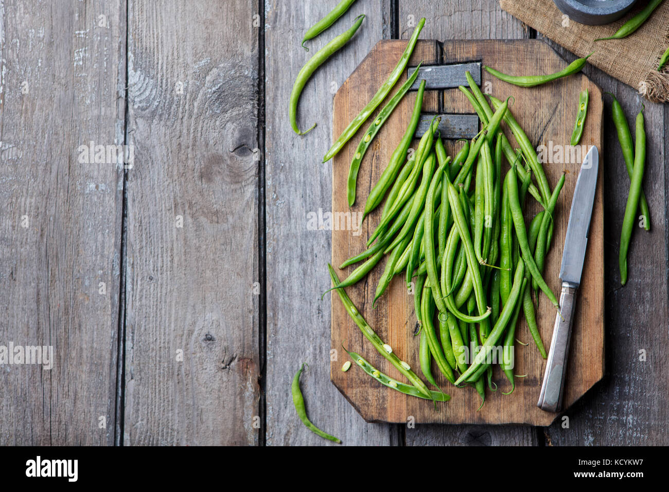 Green beans on wooden cutting board. Top view Stock Photo - Alamy