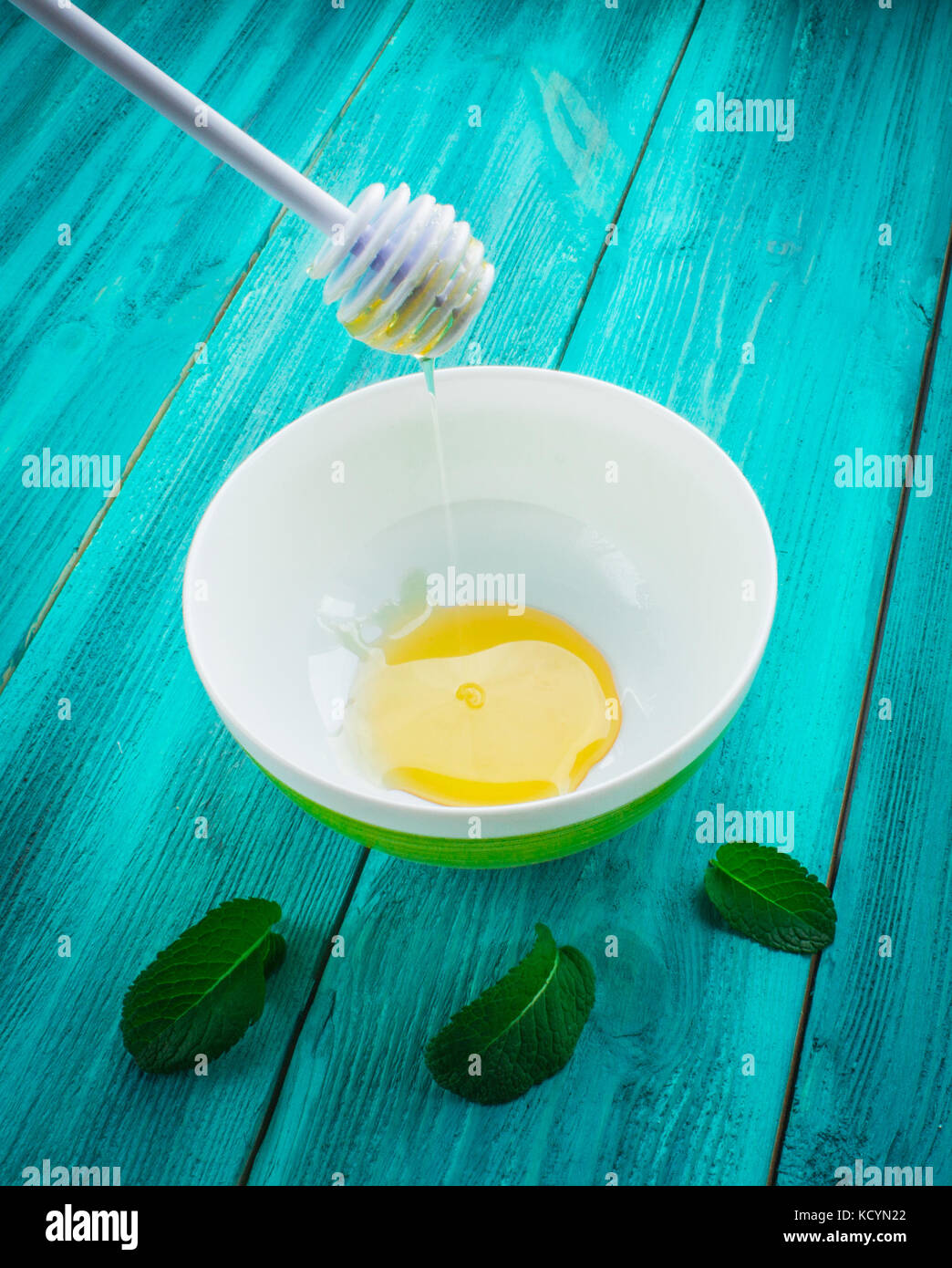 Dish with honey and spoon for honey Stock Photo - Alamy