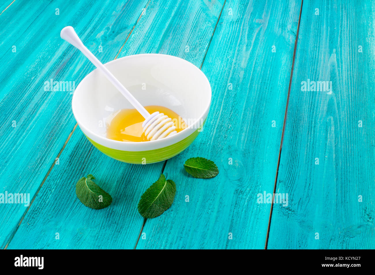 Dish with honey and spoon for honey Stock Photo - Alamy