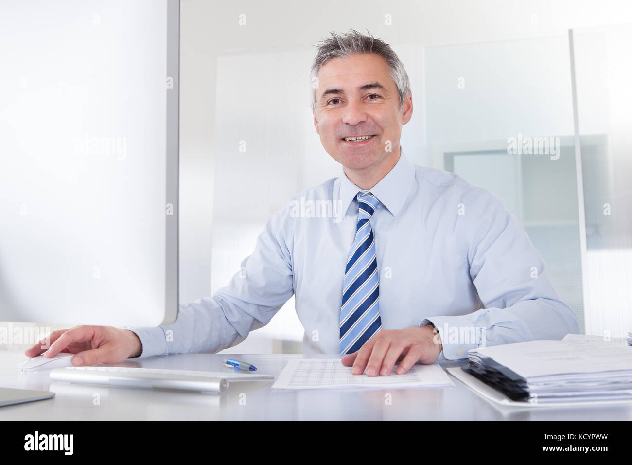 Mature businessman desk office hi-res stock photography and images - Alamy