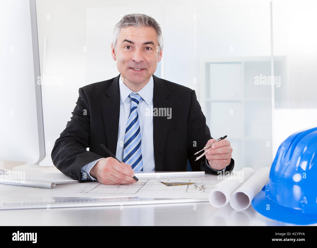 Mature computer hi-res stock photography and images - Alamy