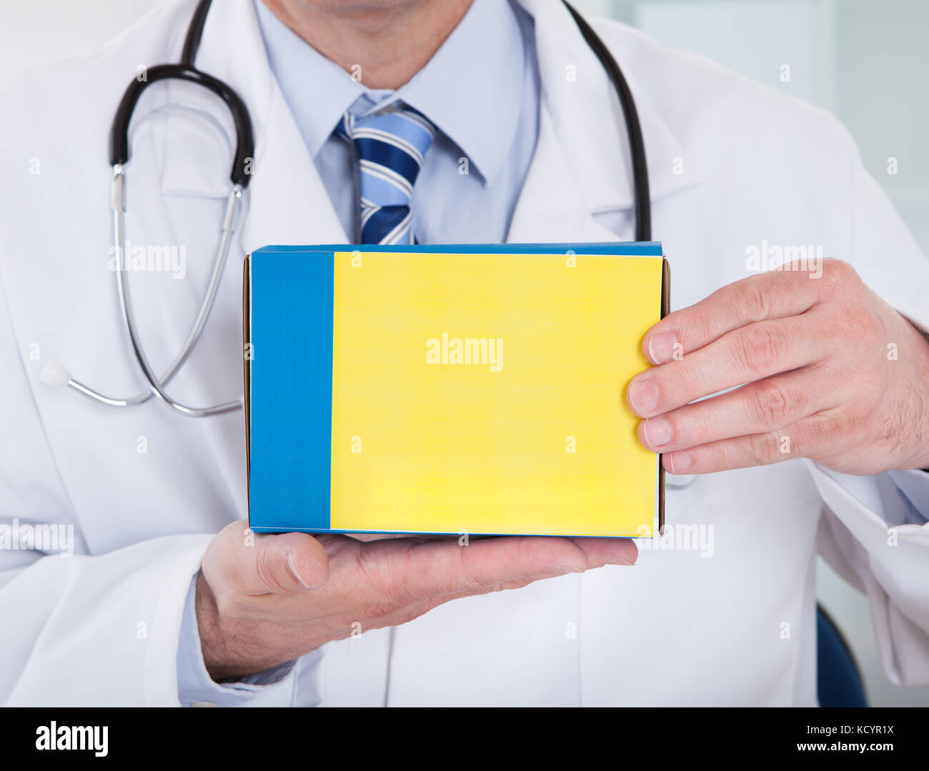 Medical expert showing box hi-res stock photography and images - Alamy