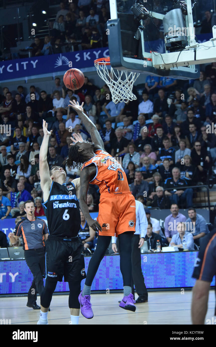 Auckland, New Zealand. 08th Oct, 2017. Dayshon Smith (R) of Cairns ...