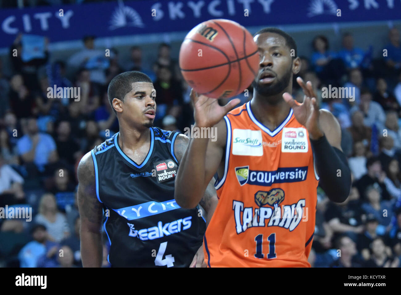 Auckland, New Zealand. 08th Oct, 2017. Dayshon Smith of Cairns takes a ...