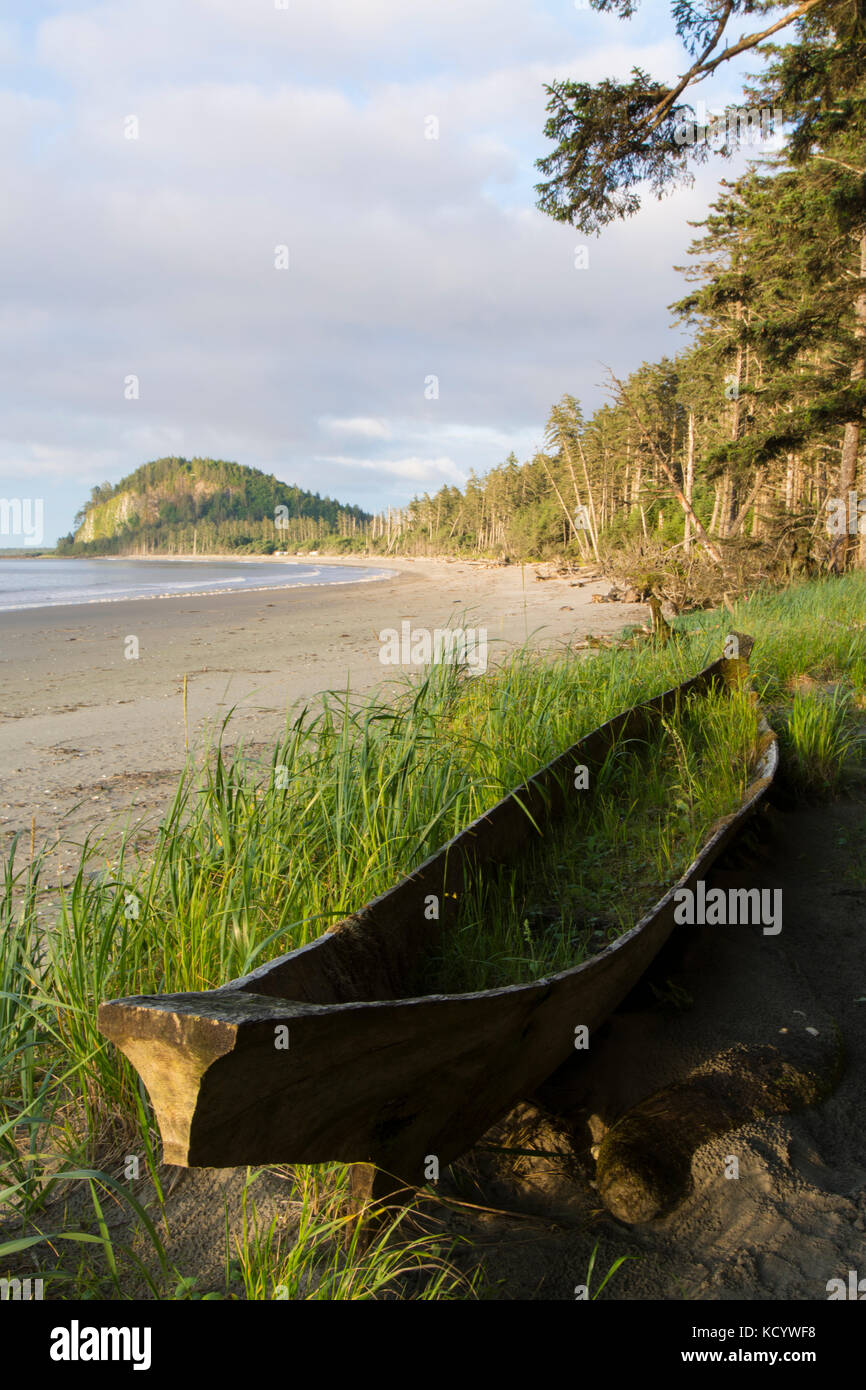 Haida canoe hi-res stock photography and images - Alamy