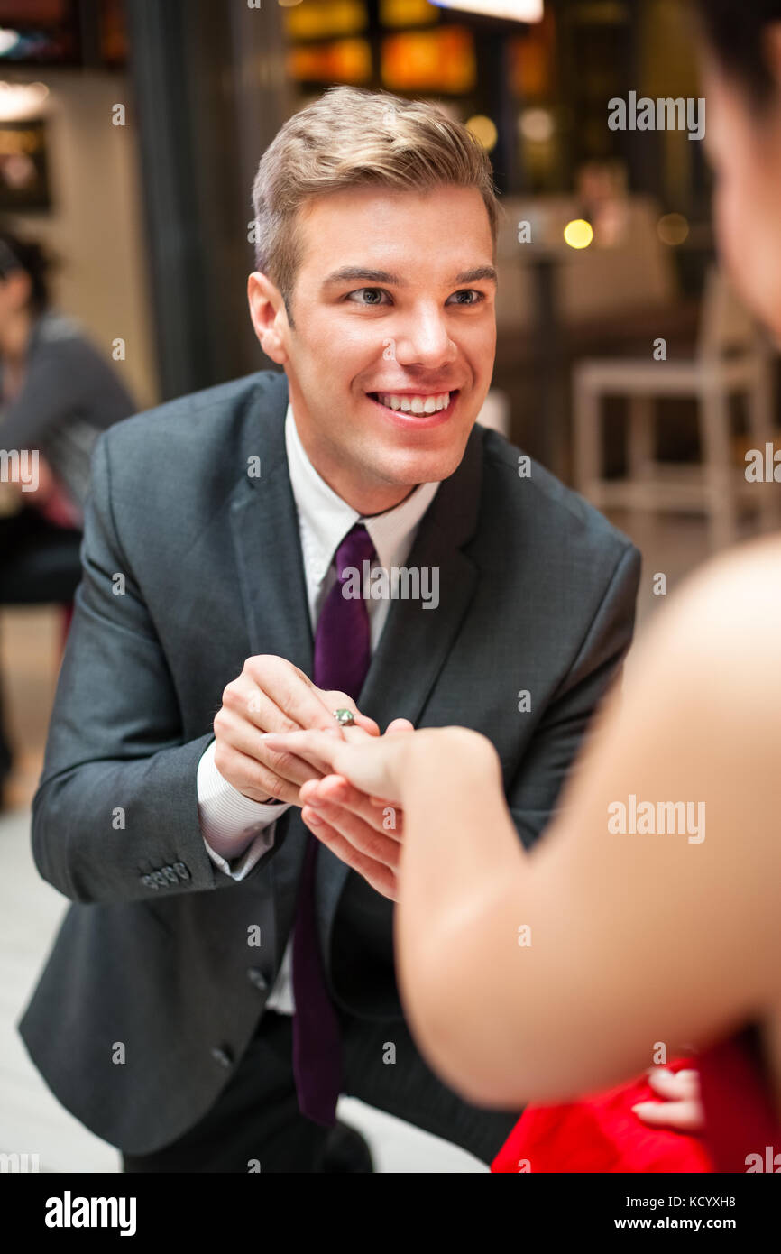 Happy man proposing his girlfriends and offering engagement ring Stock ...