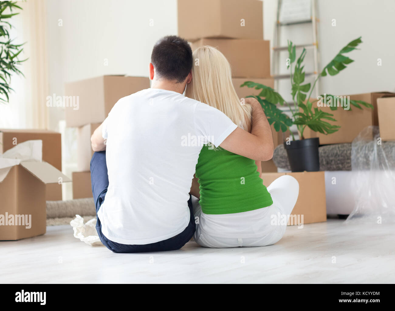 Moving House, couple resting Stock Photo - Alamy