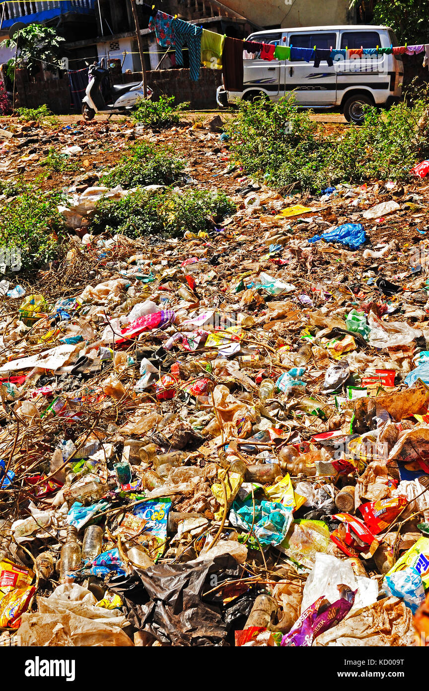 roadside garbage, Goa, India Stock Photo - Alamy