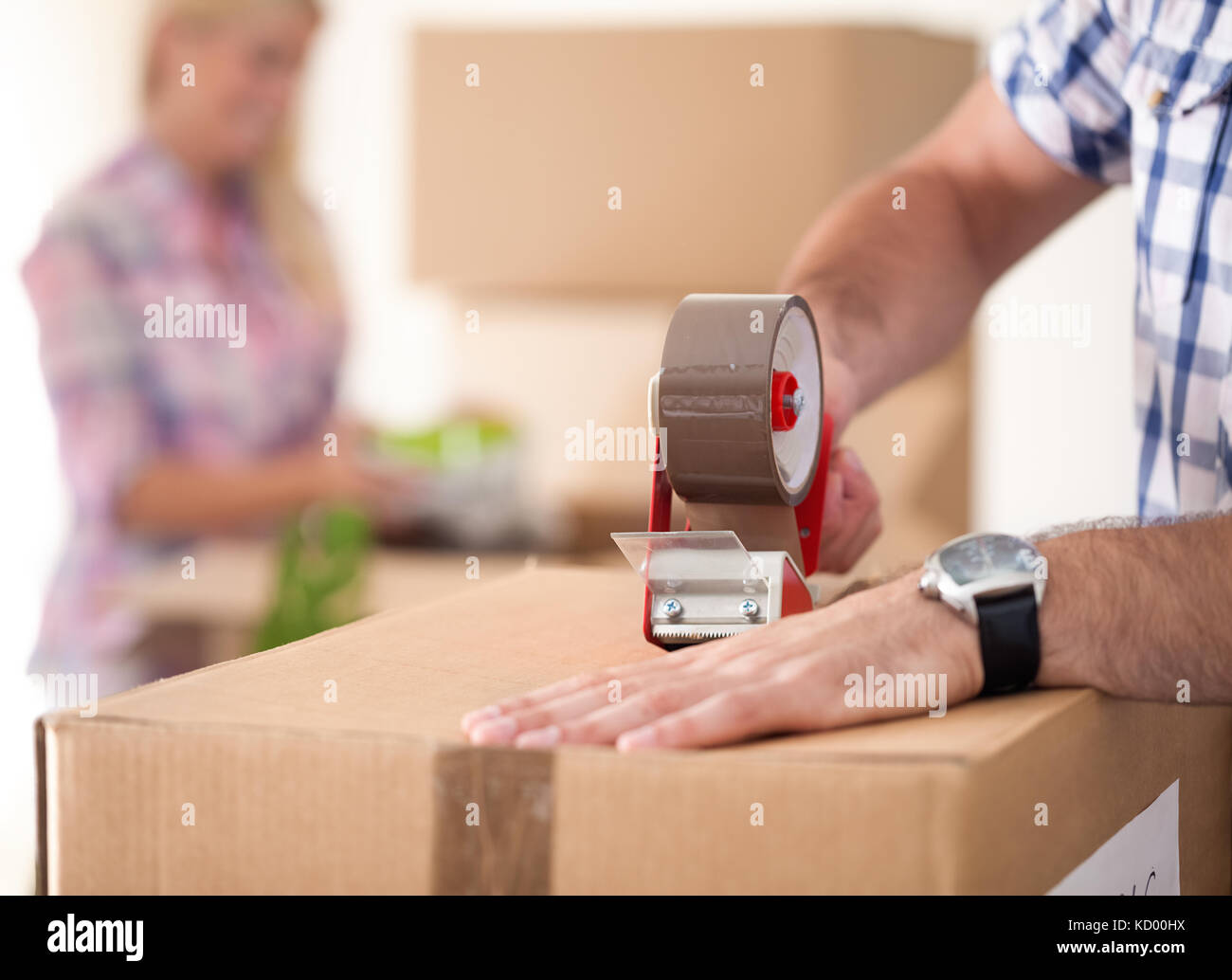 Close up of male hand packing cardboard box, concept moving house Stock ...