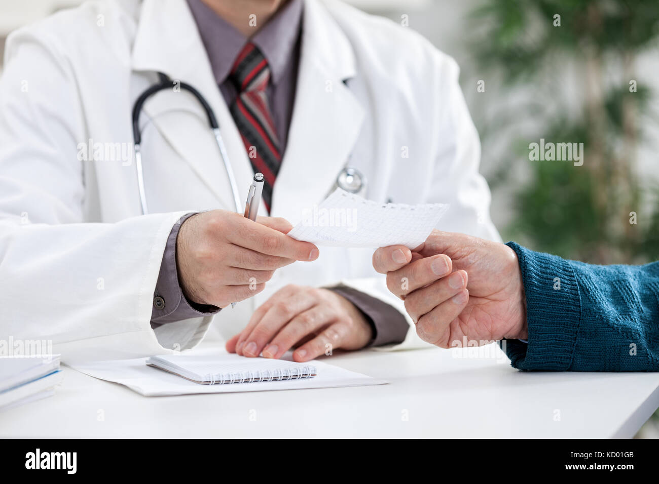 Doctor giving pills senior hi-res stock photography and images - Alamy