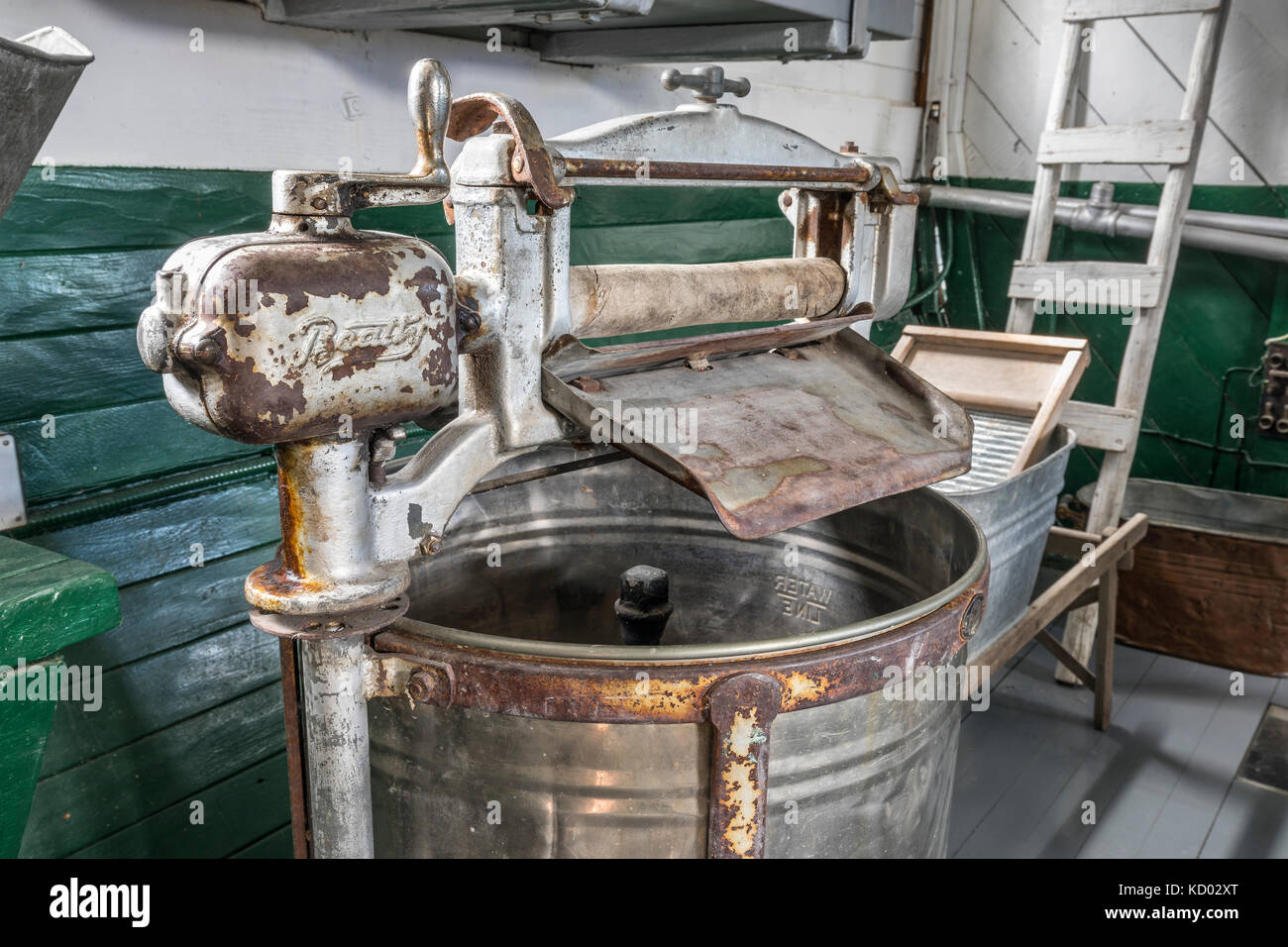 Vintage washing machine hi-res stock photography and images - Alamy