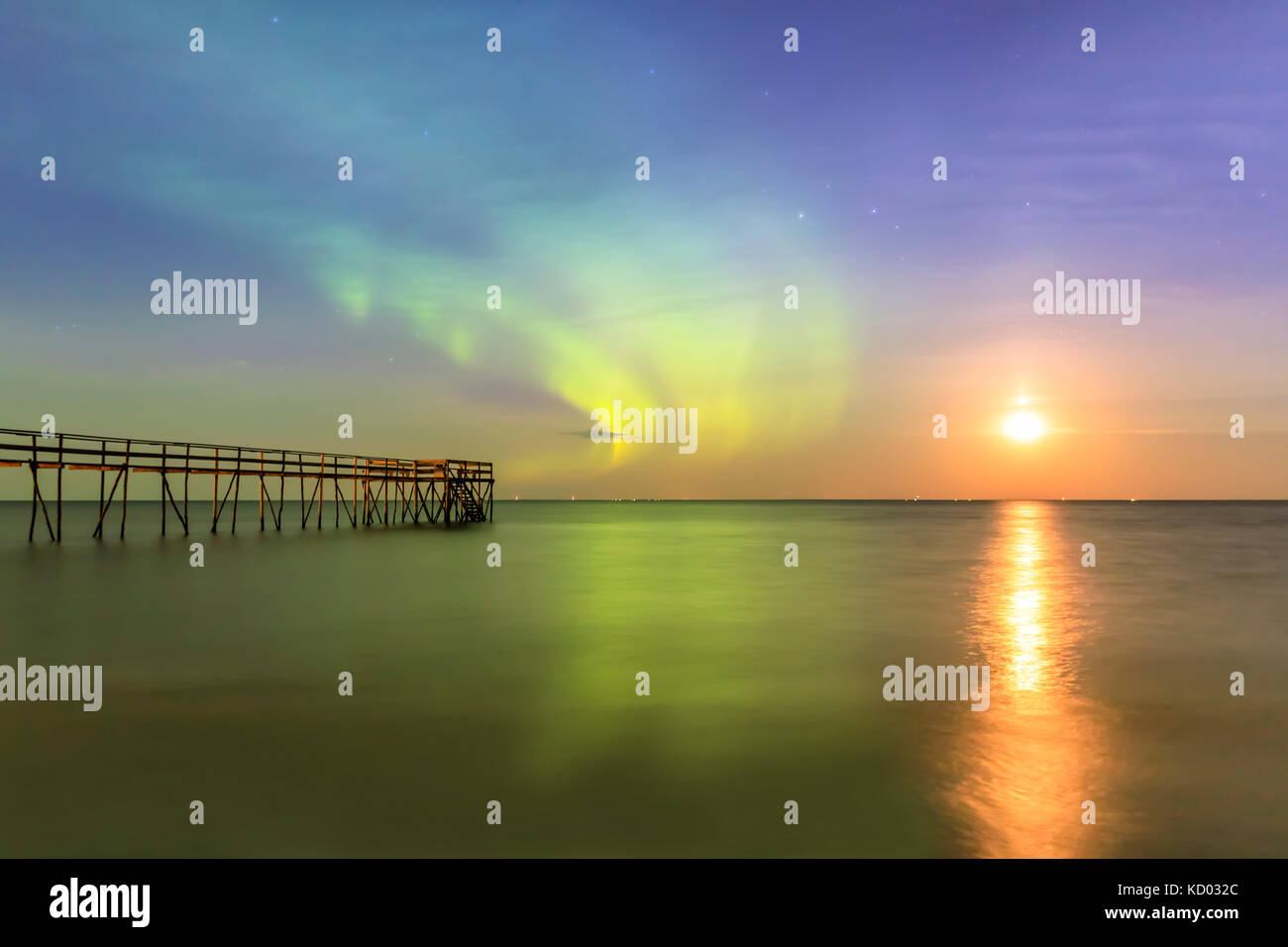 Northern lights moon hi-res stock photography and images - Alamy