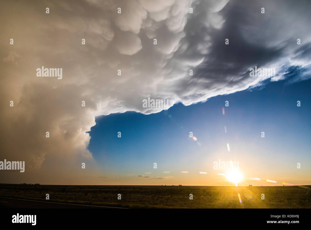 Supercell thunderstorm at sunset hi-res stock photography and images ...