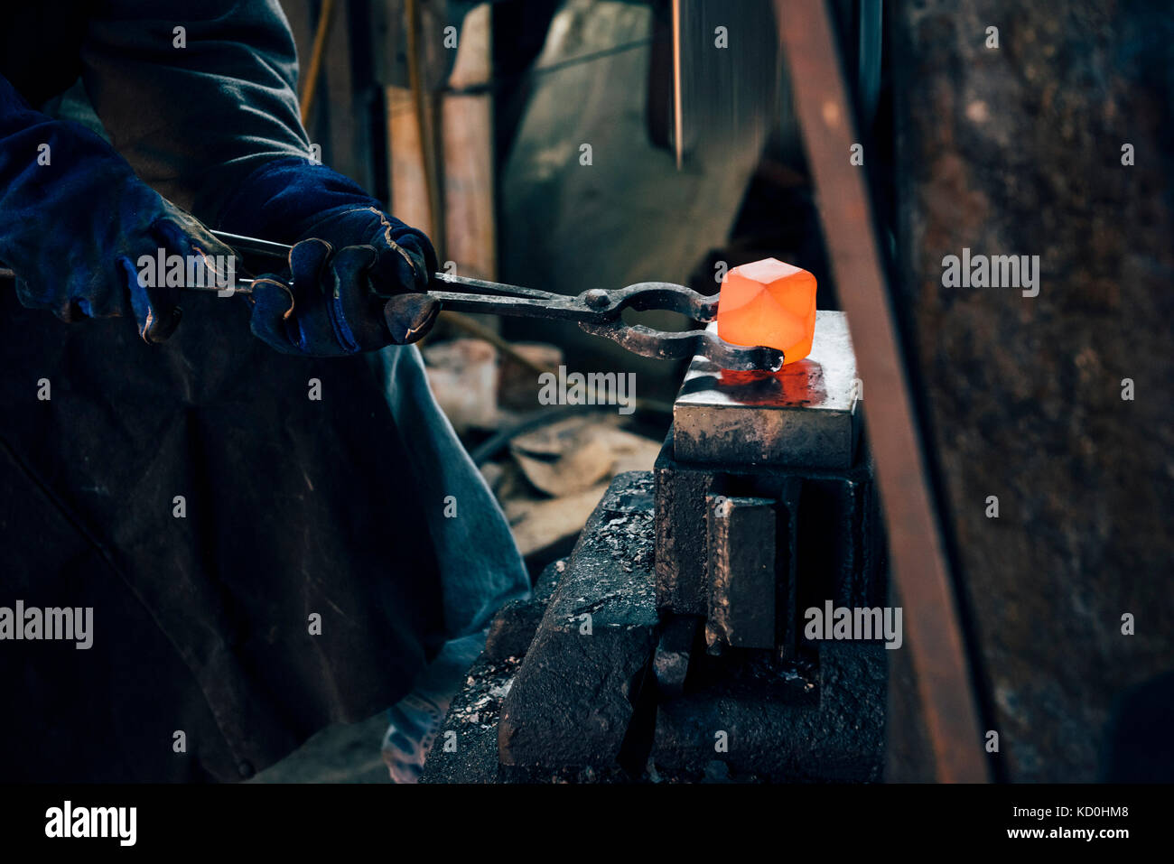 Blacksmith working metal hi-res stock photography and images - Alamy
