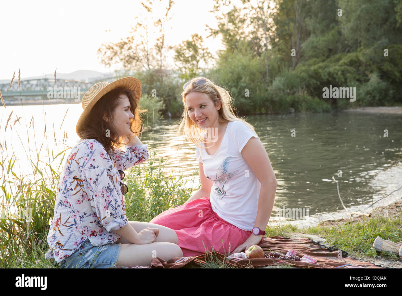 Two women talking relaxing hi-res stock photography and images - Alamy