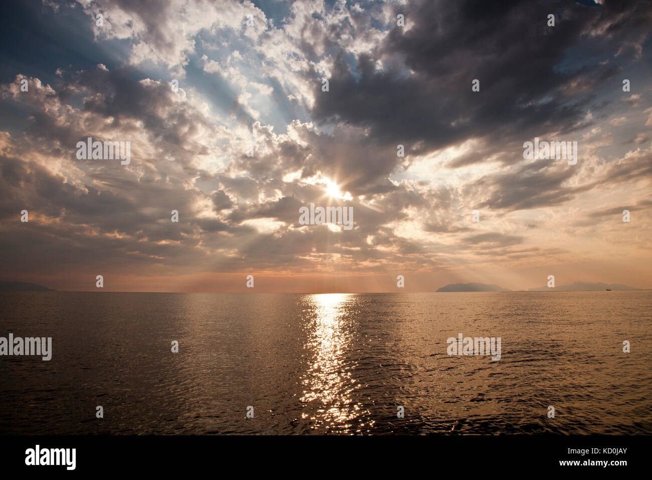 Sunbeam reflected in water hi-res stock photography and images - Alamy