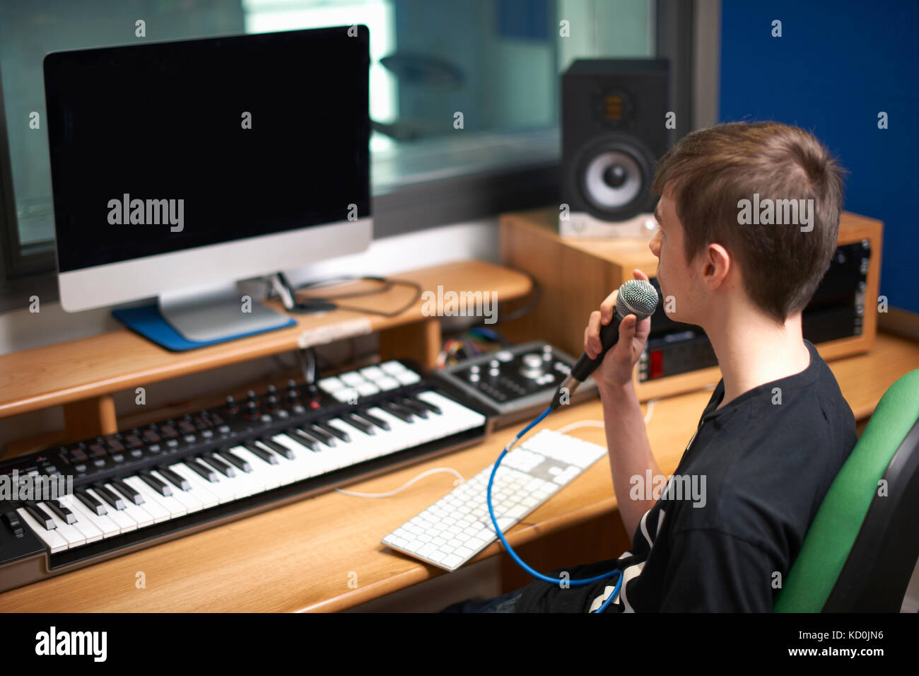 College student talking microphone hi-res stock photography and images ...