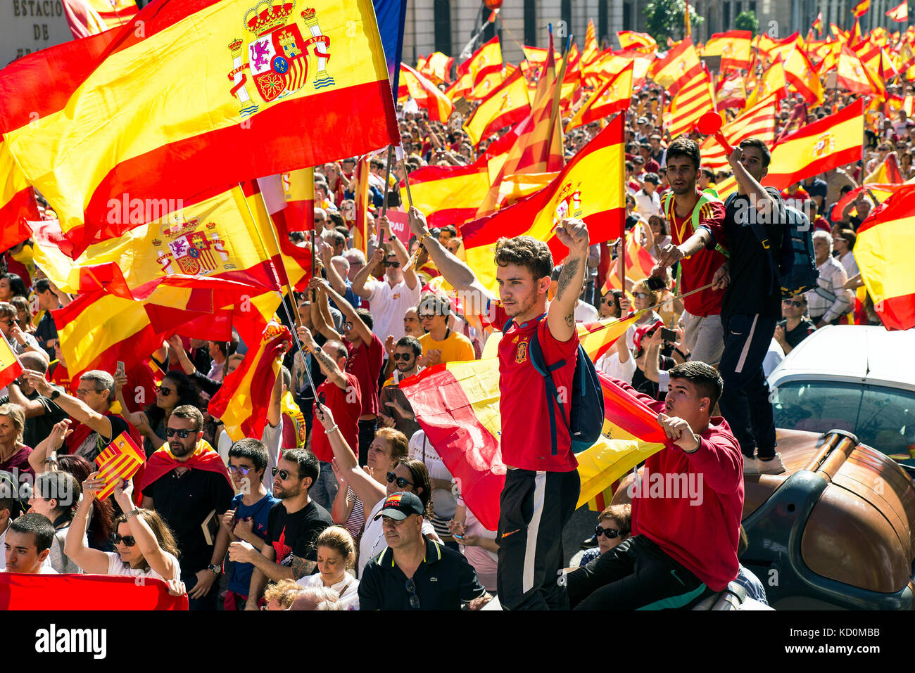 Barcelona, Spain. 8th Oct, 2017. Thousands of people protest with ...