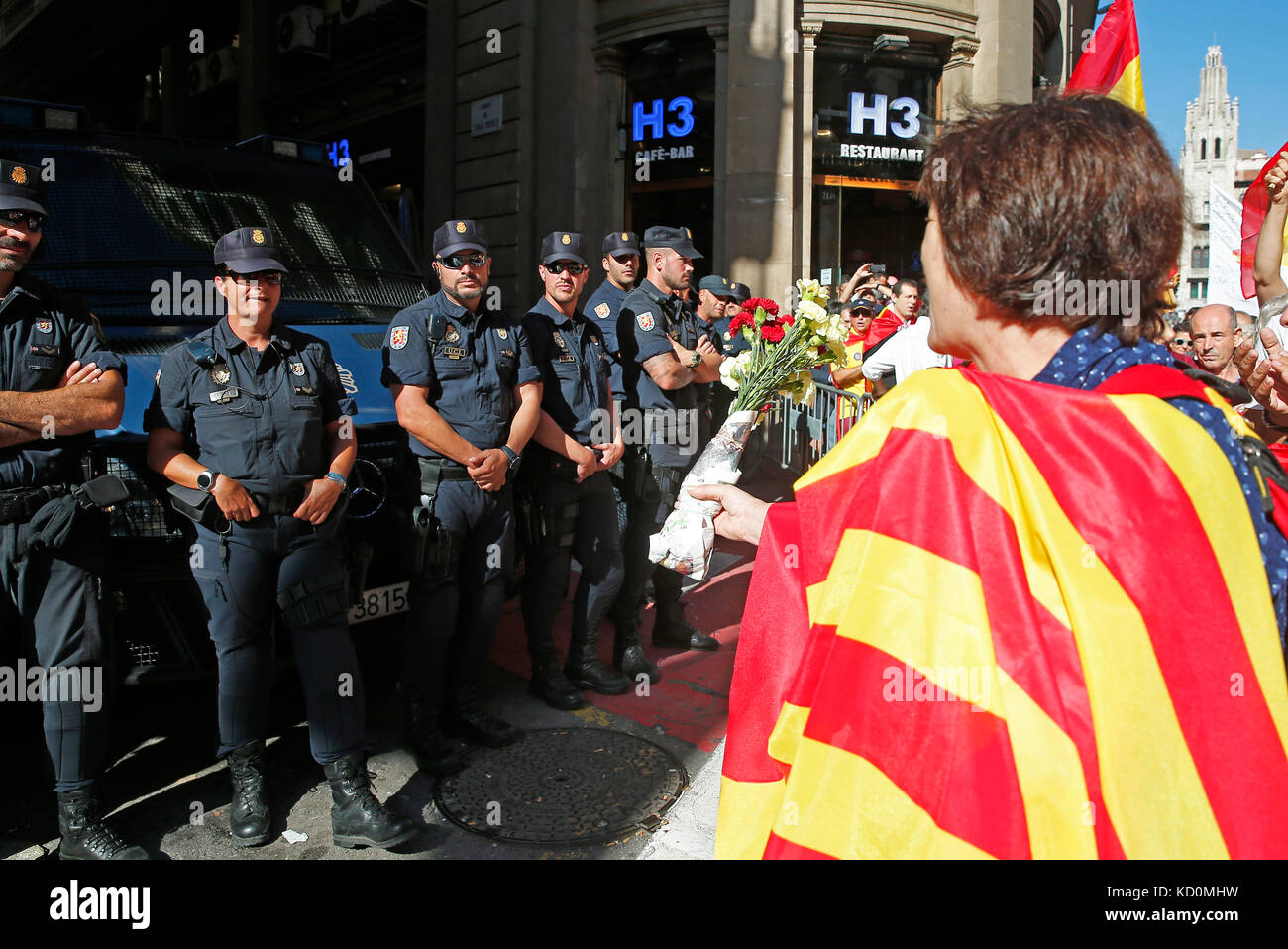 Barcelona, Spain. 08th Oct, 2017. protester gives flowers to the ...