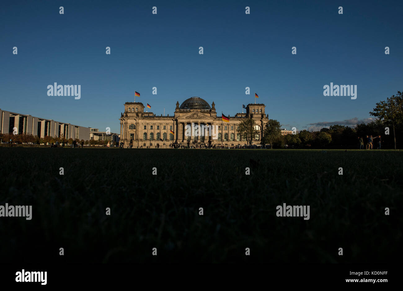 Berlin, Germany. 08th Oct, 2017. The German Reichstag is visible under ...