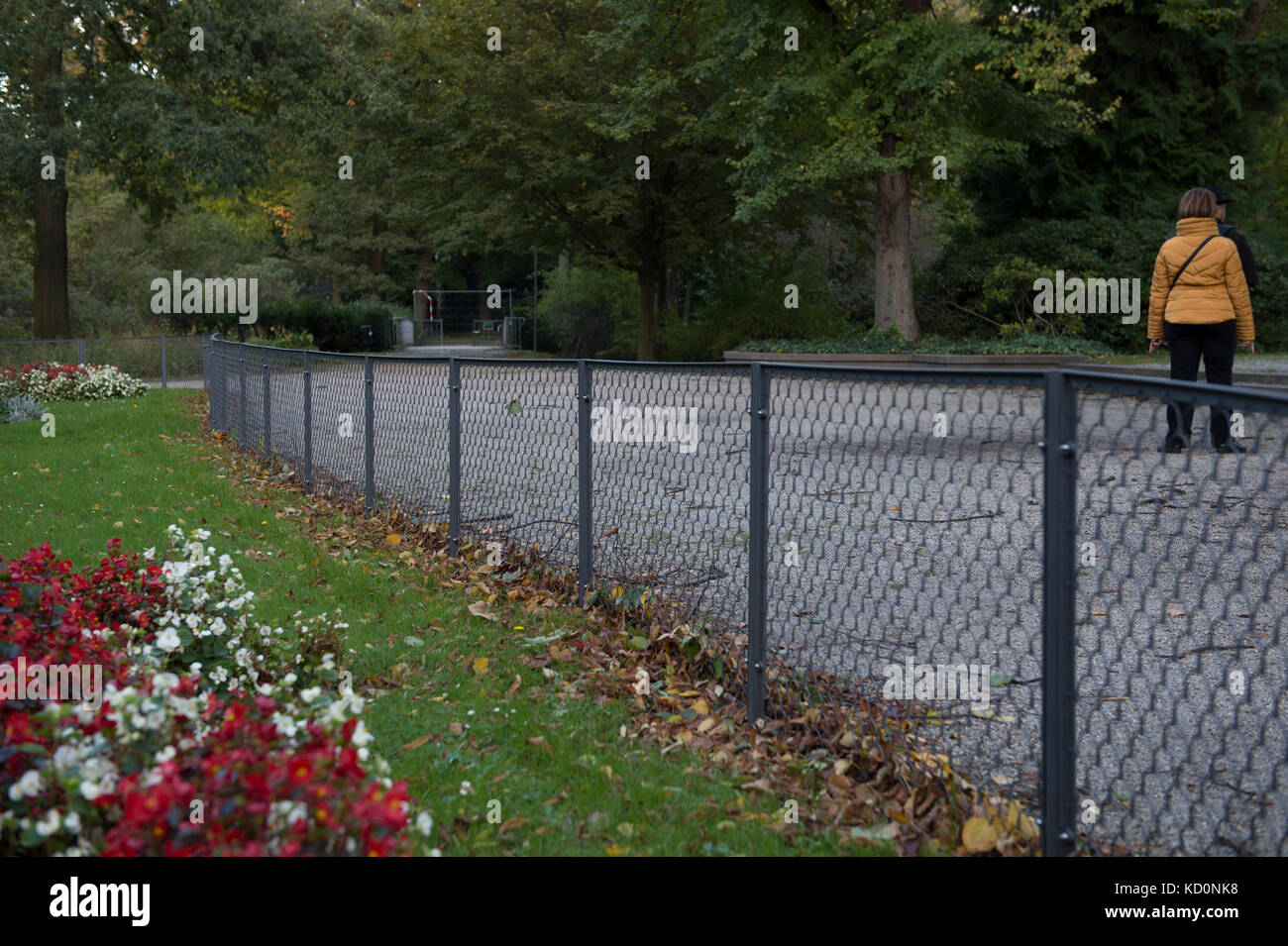 Berlin, Germany. 08th Oct, 2017. An 80 centimeter high metallic fence ...