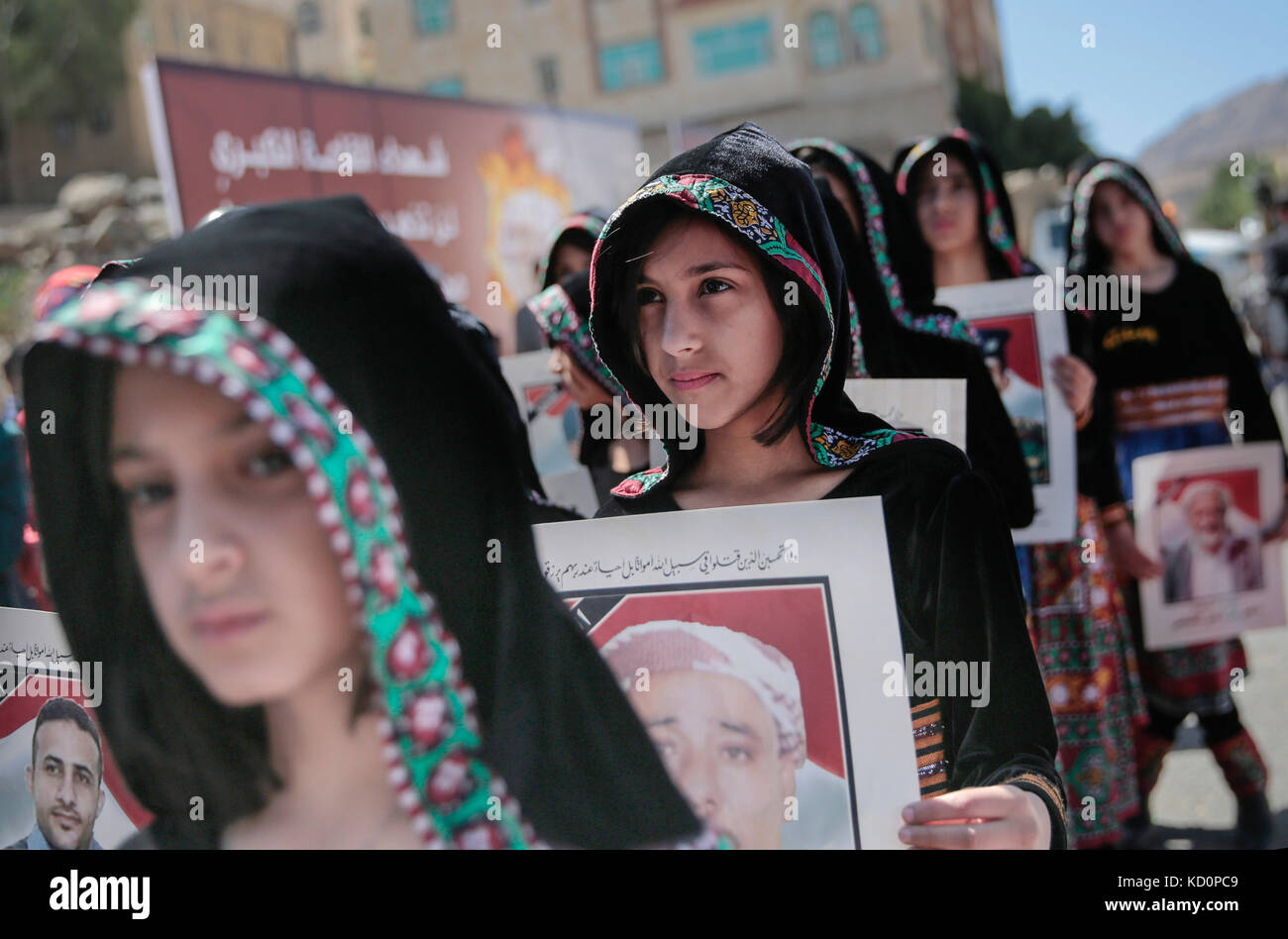 Girls from Yemen hold pictures of people that were killed during air ...