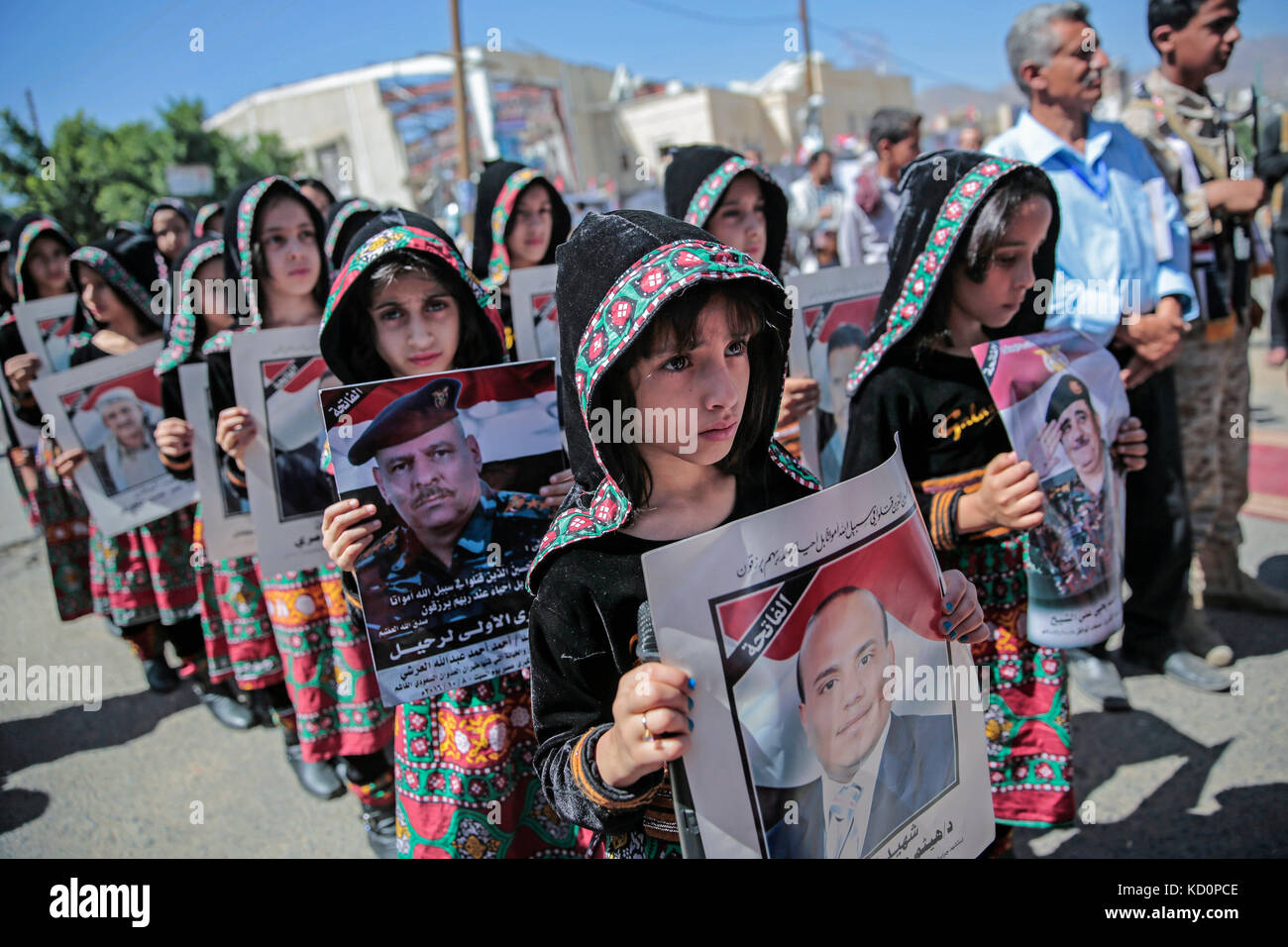 Girls from Yemen hold pictures of people that were killed during air ...