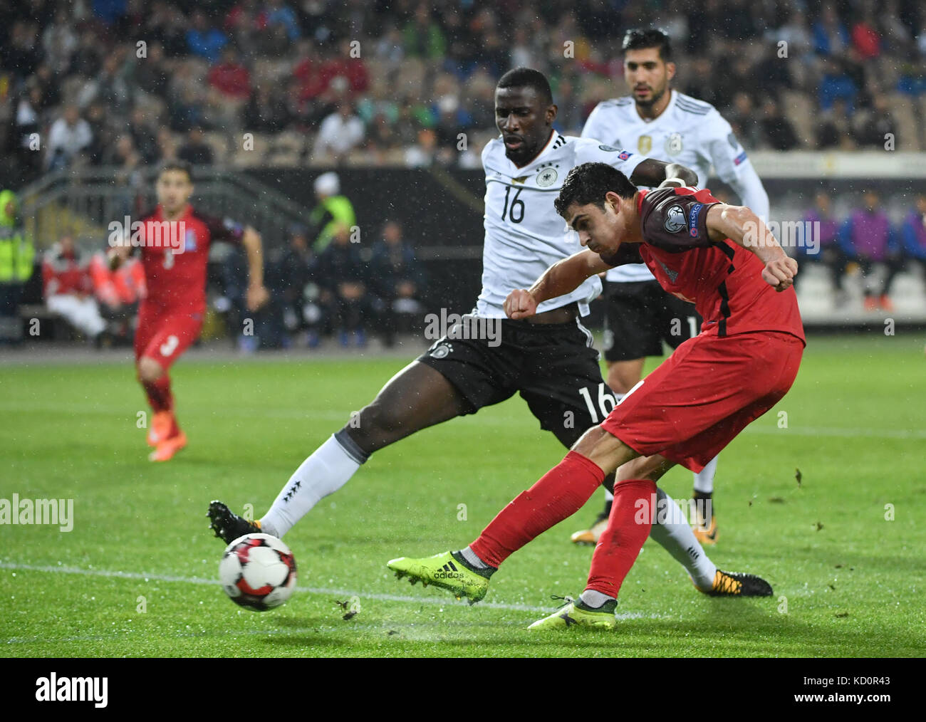 Kaiserslautern, Germany. 08th Oct, 2017. Germany's Antonio Ruediger and Azerbaijan's Ramil ...