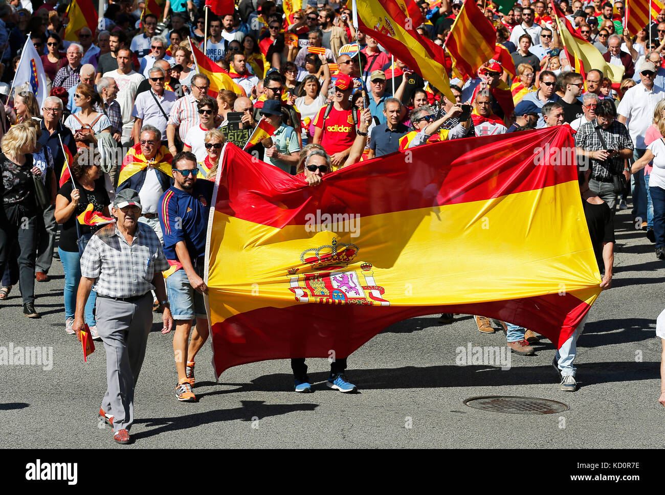 Barcelona, Spain. 08th Oct, 2017. Demonstration in favor of the unity ...