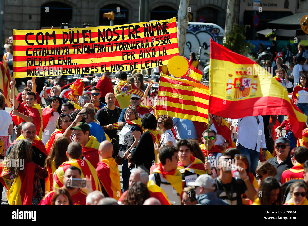 Barcelona, Spain. 08th Oct, 2017. Demonstration in favor of the unity ...