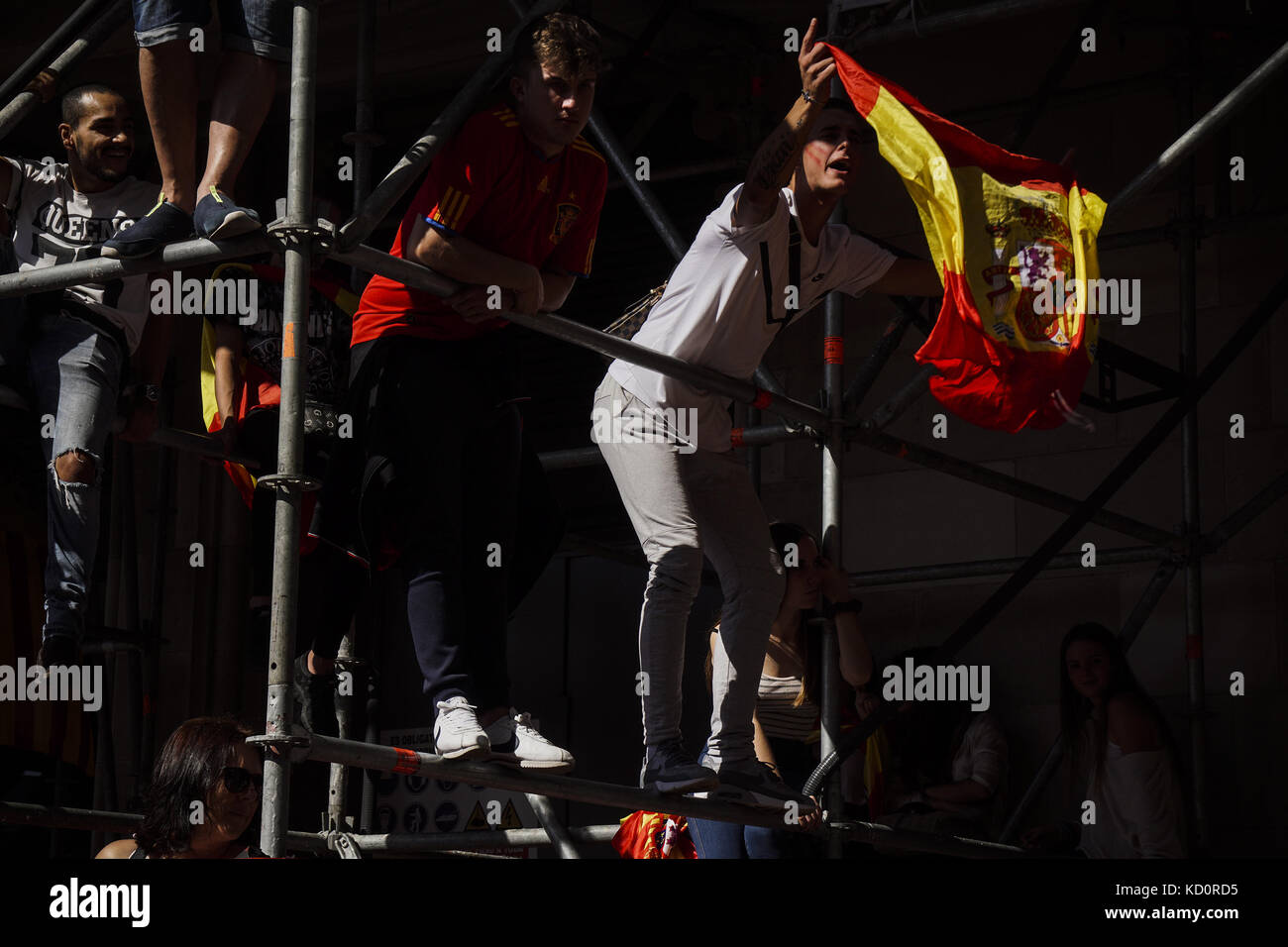 Barcelona, Catalonia, Spain. 8th Oct, 2017. Tens of thousands of people ...