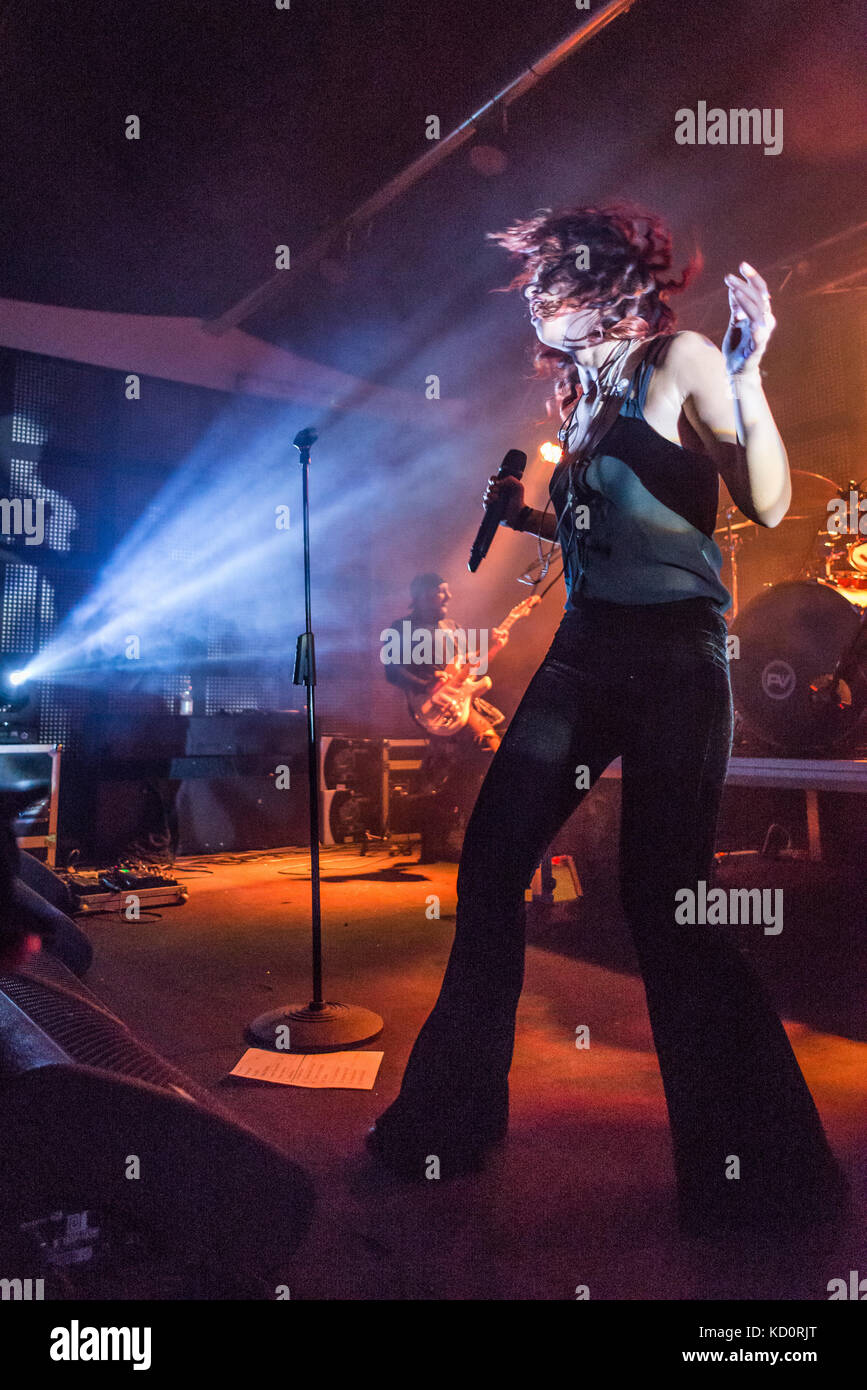 Singer alteria play hi-res stock photography and images - Alamy