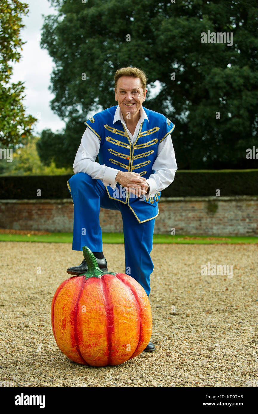 Newport Pagnell, UK. 8th Oct, 2017. Brian Conley (Buttons), Gok Wan ...