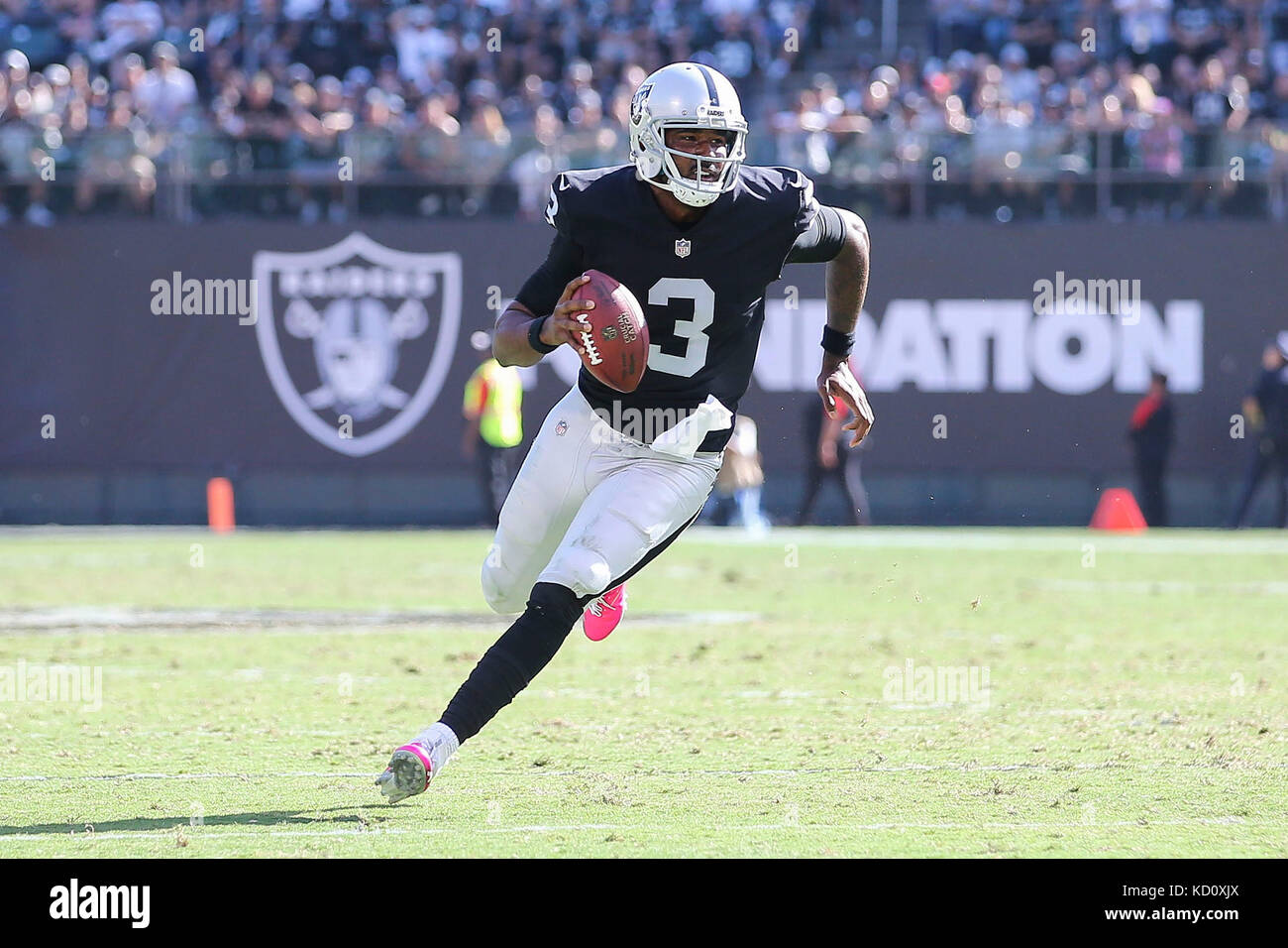 Oakland, USA. 8th Oct, 2017. Oakland Raiders quarterback EJ Manuel (3 ...