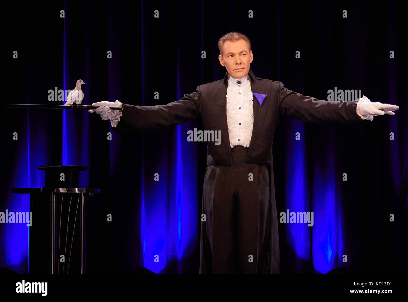 Magician assistant hi-res stock photography and images - Alamy